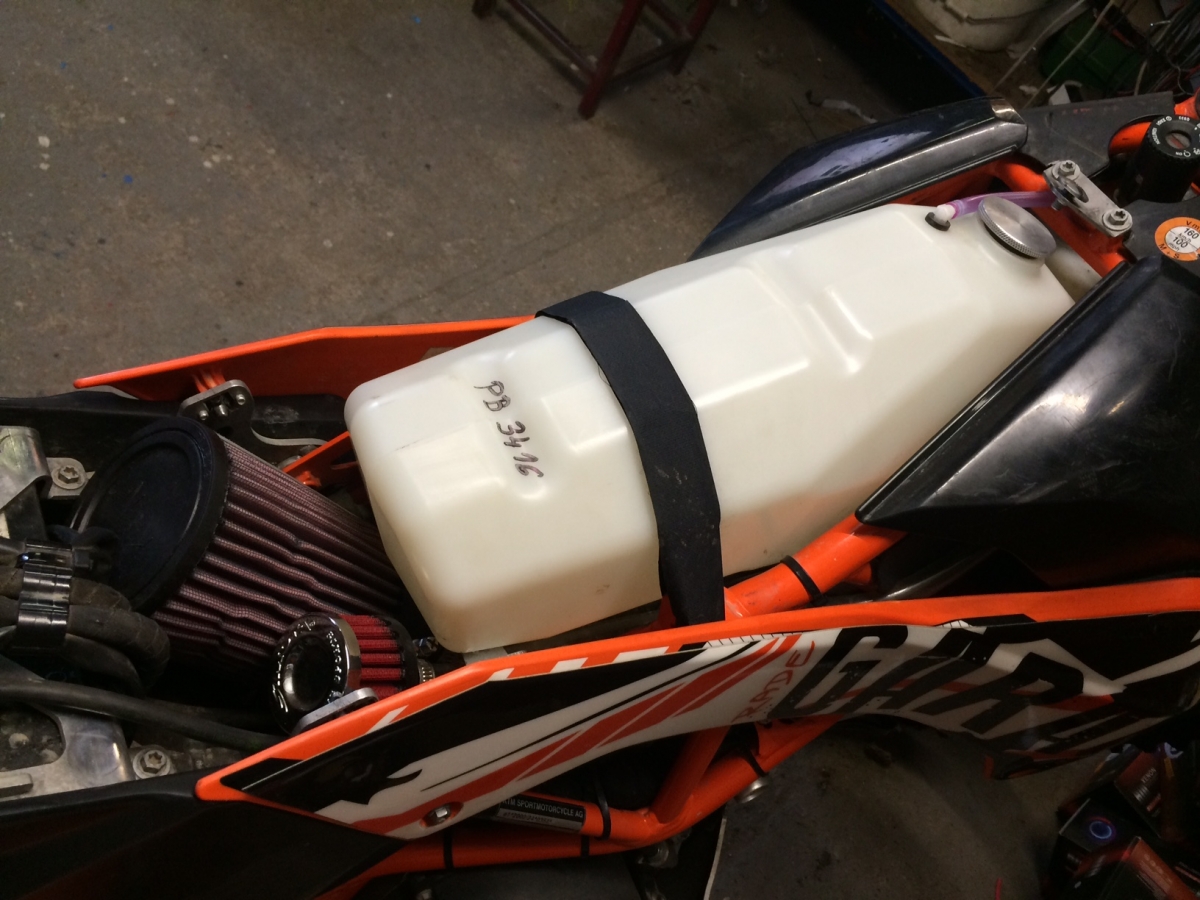 KTM 690 auxiliary tank – Rade Garage